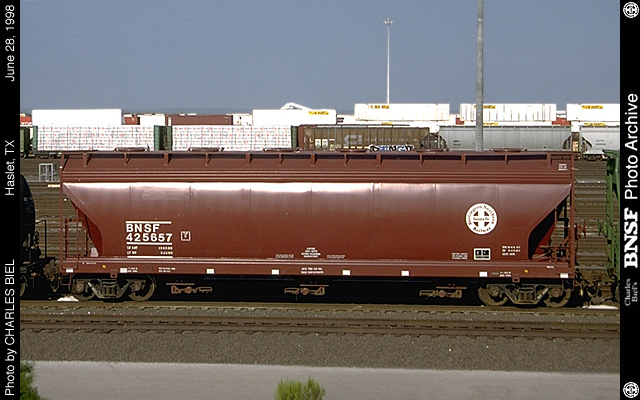 The BNSF Photo Archive - Covered Hopper #425657